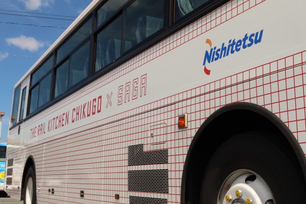 観光列車「THE RAIL KITCHEN CHIKUGO」デザインのラッピングバス新登場！ - 西鉄 地域を味わう旅列車「THE RAIL ...